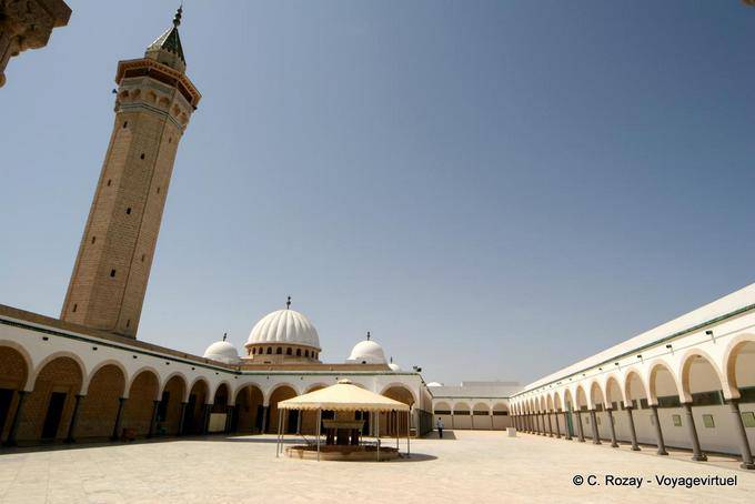 Courtyard and minaret of the Mosque Bourguiba, Monastir - Tunisia
